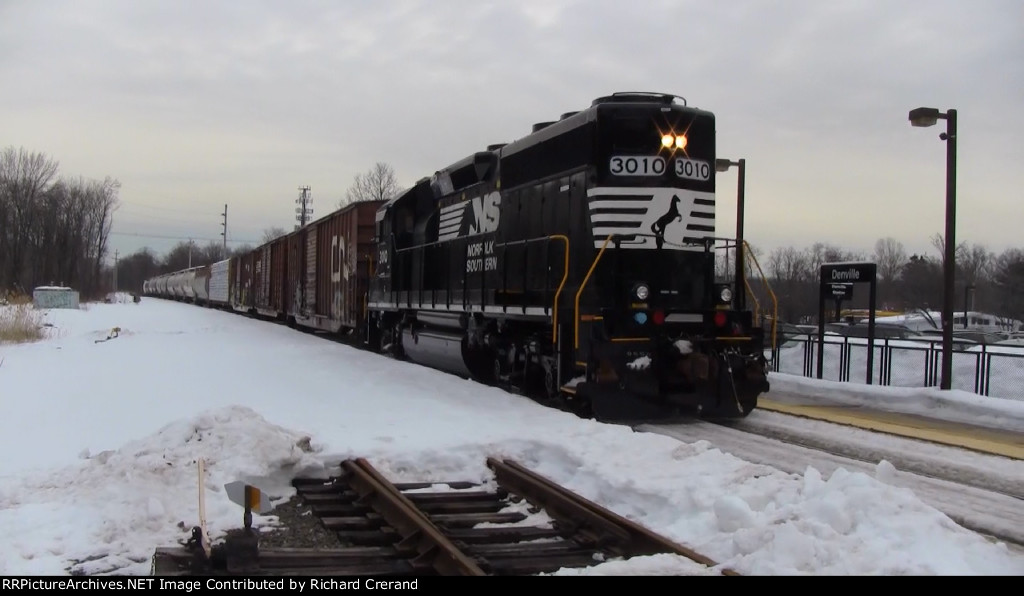 GP40-2 3010 on H-02